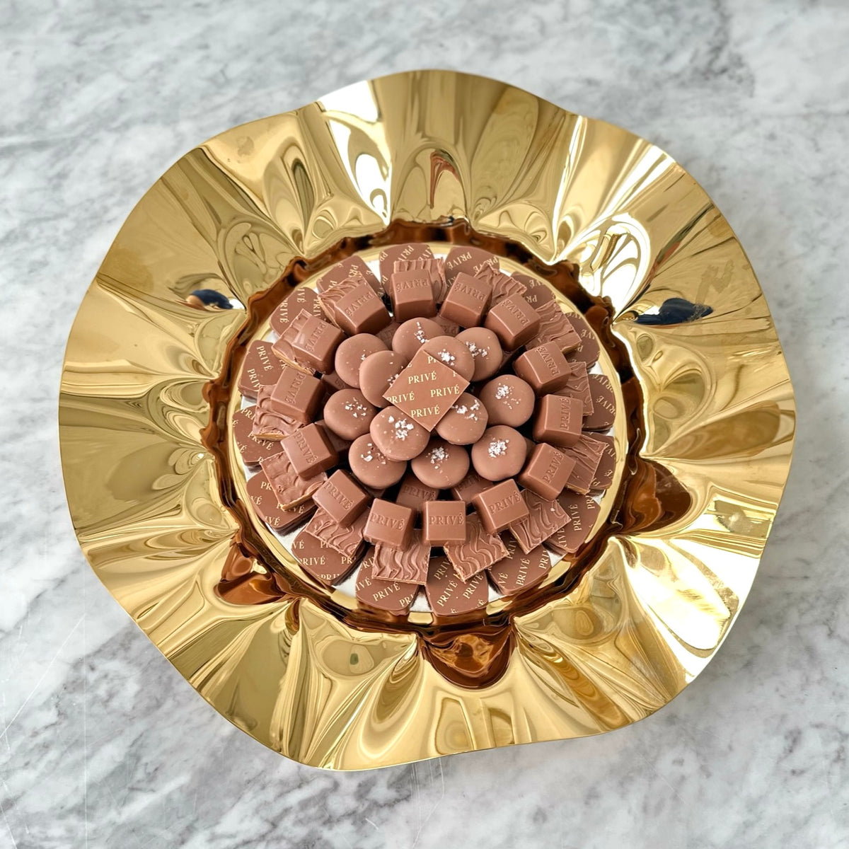 Artistic Waves Gold Round Flat Tray With Chocolates – Prive Chocolates